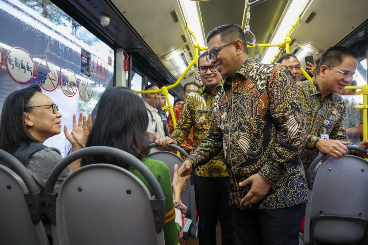 Gubernur Banten Andra Soni dan Gubernur DK Jakarta Pramono Anung Resmikan Operasional ...